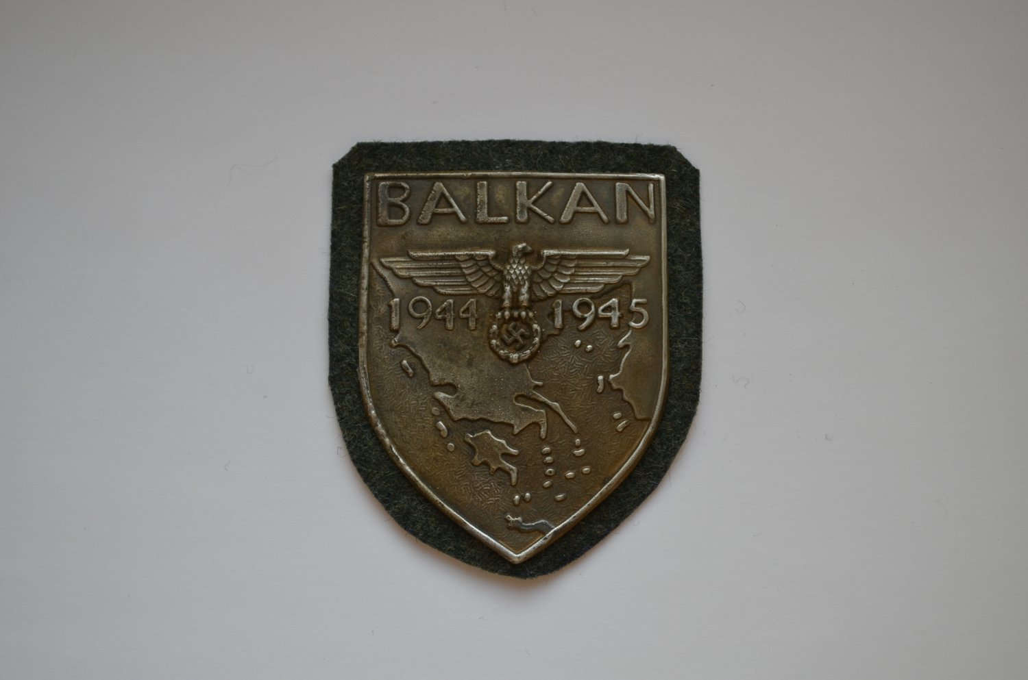 WWII GERMAN BADGE BALKAN SHIELD
