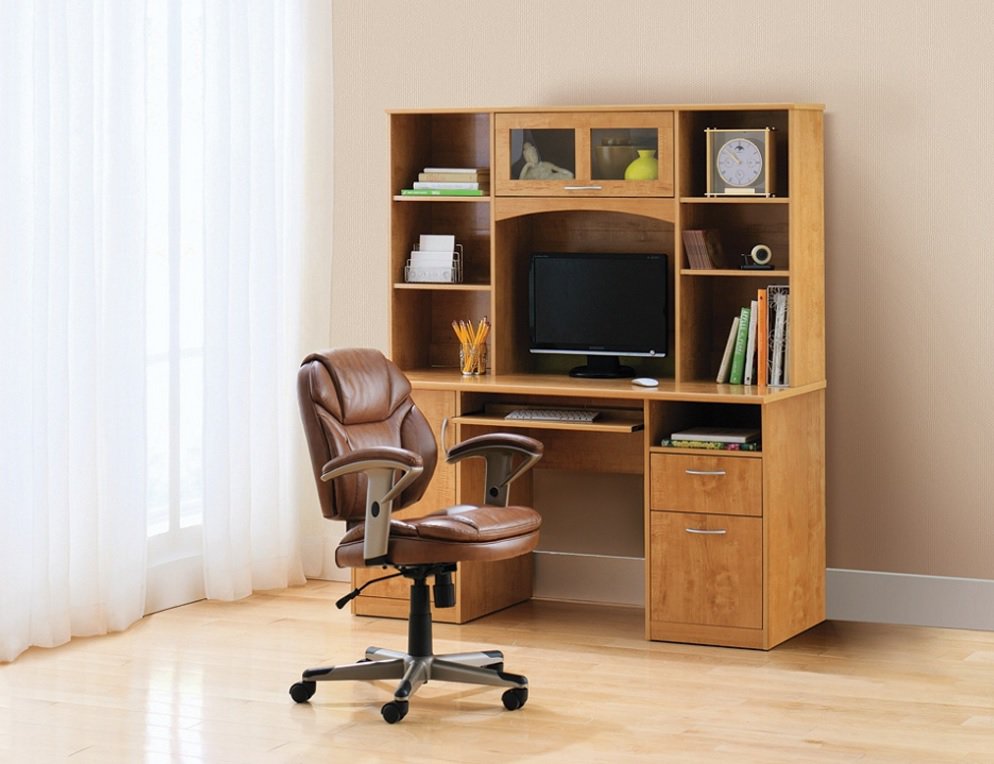 Realspace Landon Desk With Hutch, Oak