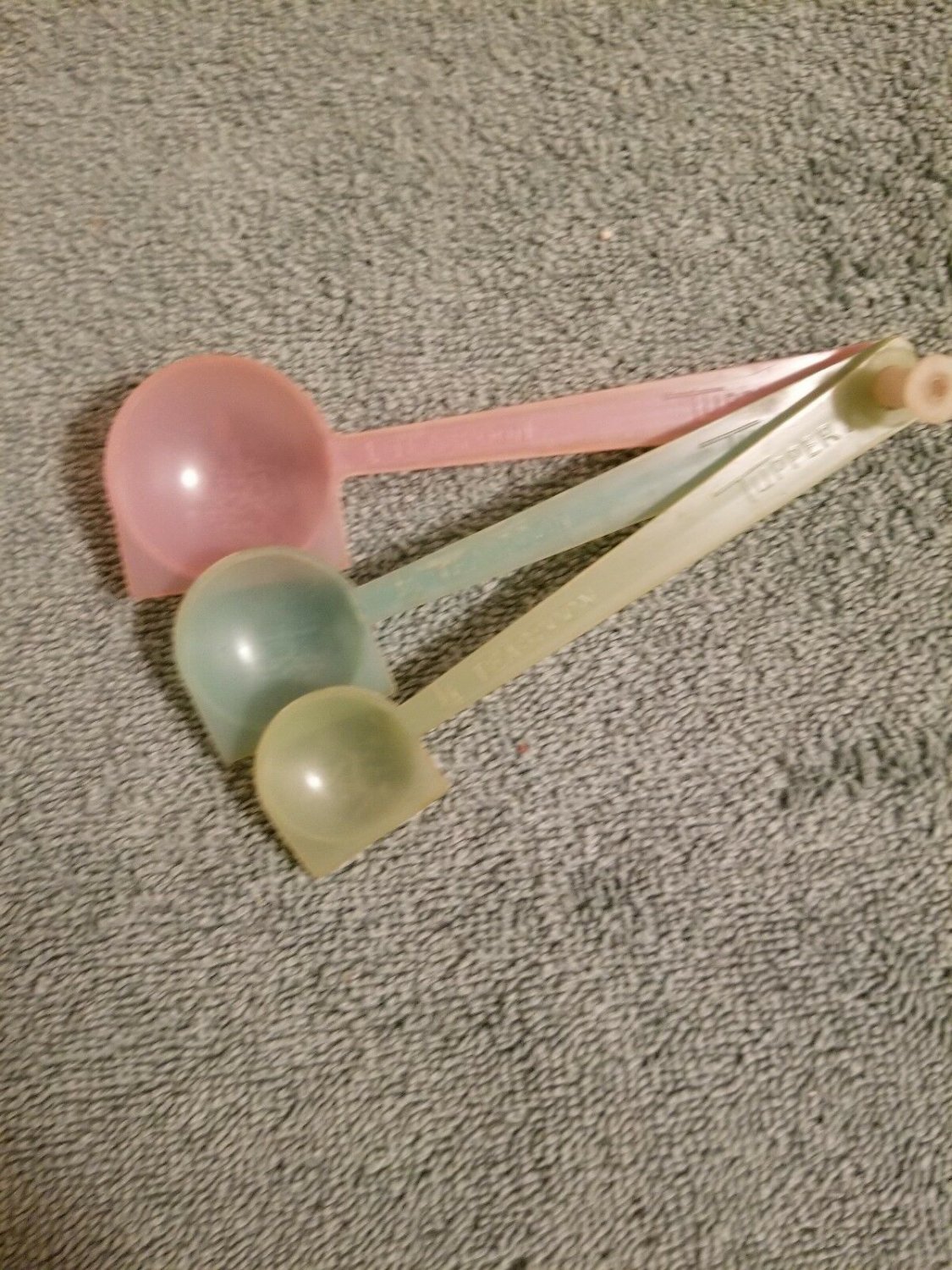 VINTAGE PASTEL TUPPERWARE MEASURING SPOON SET 42 43 44 45 SET OF 4