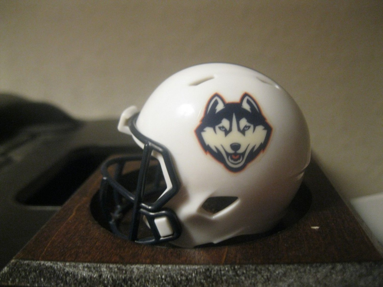 NCAA UCONN Huskies Custom Pocket Pro Helmet White Big Ten Logo Riddell