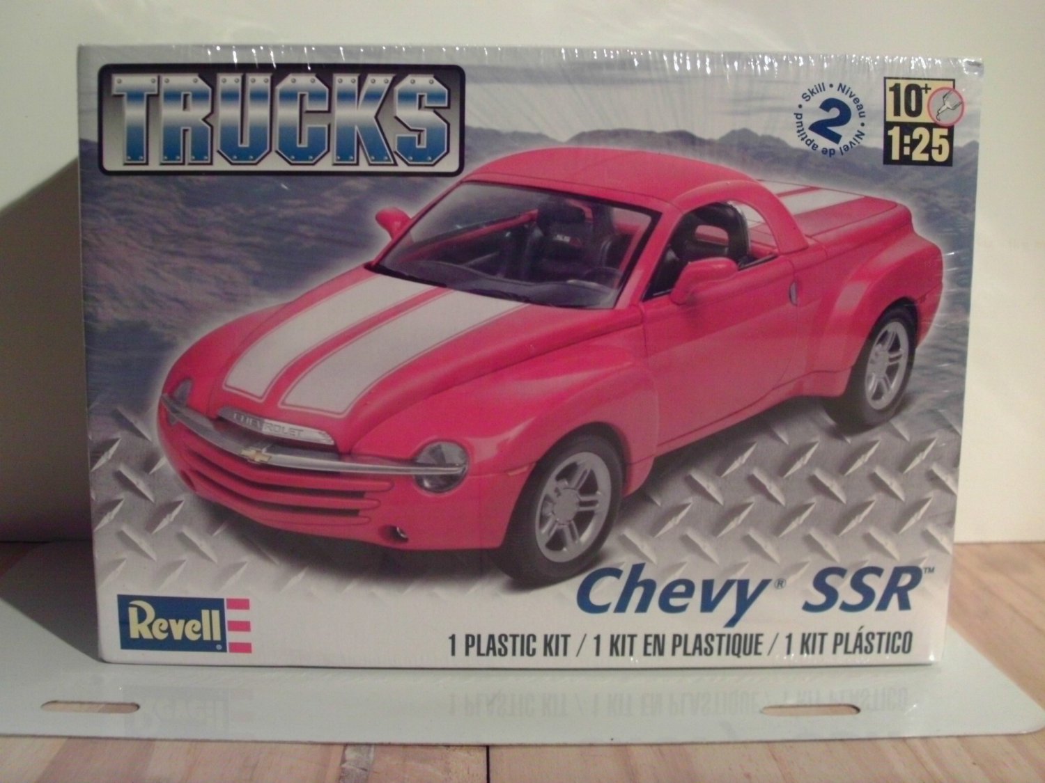 Revell 1999 Chevrolet SSR Pickup 1/25 Scale Model Kit 85-4052