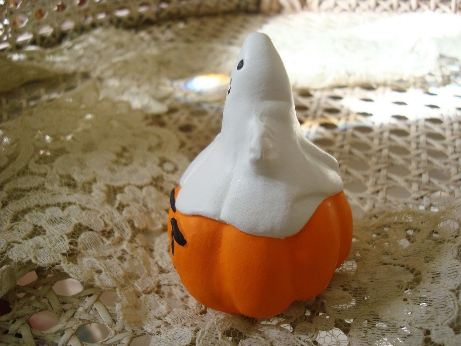 ADORABLE MINI HALLOWeeN CERAMIC GHOST WITH PUMPKIN FIGURINE **SO CUTE**