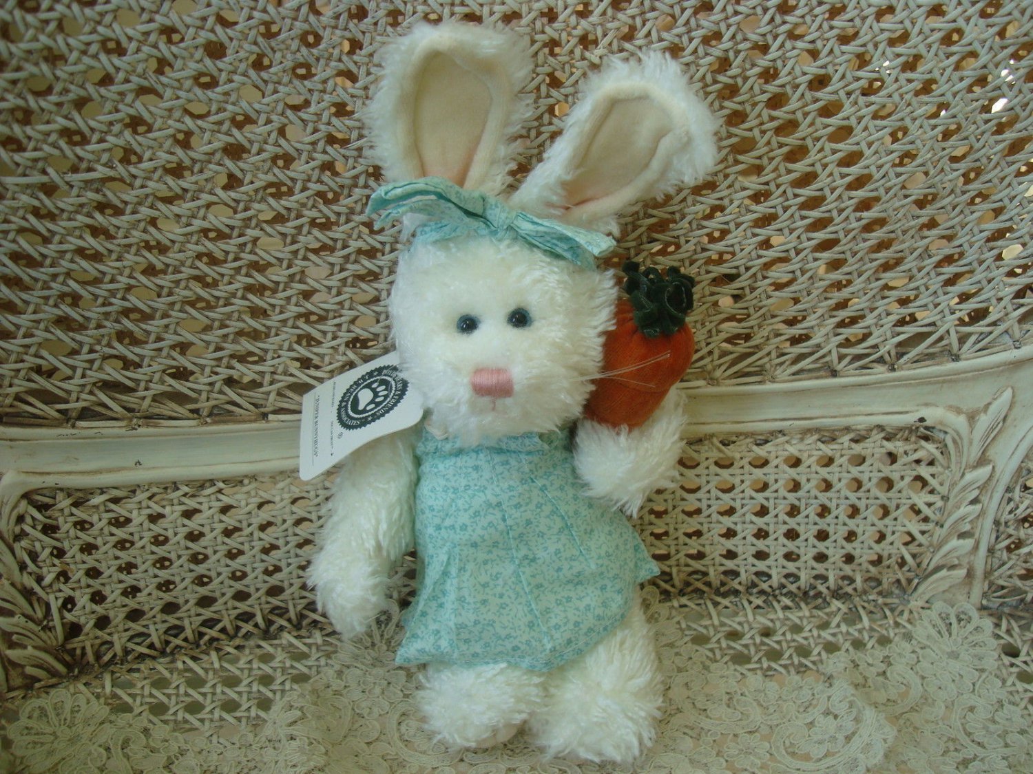 BOYDS 10" TALL ADORABLE EASTER BUNNY WITH CARROT **NEW** SO CUTE***
