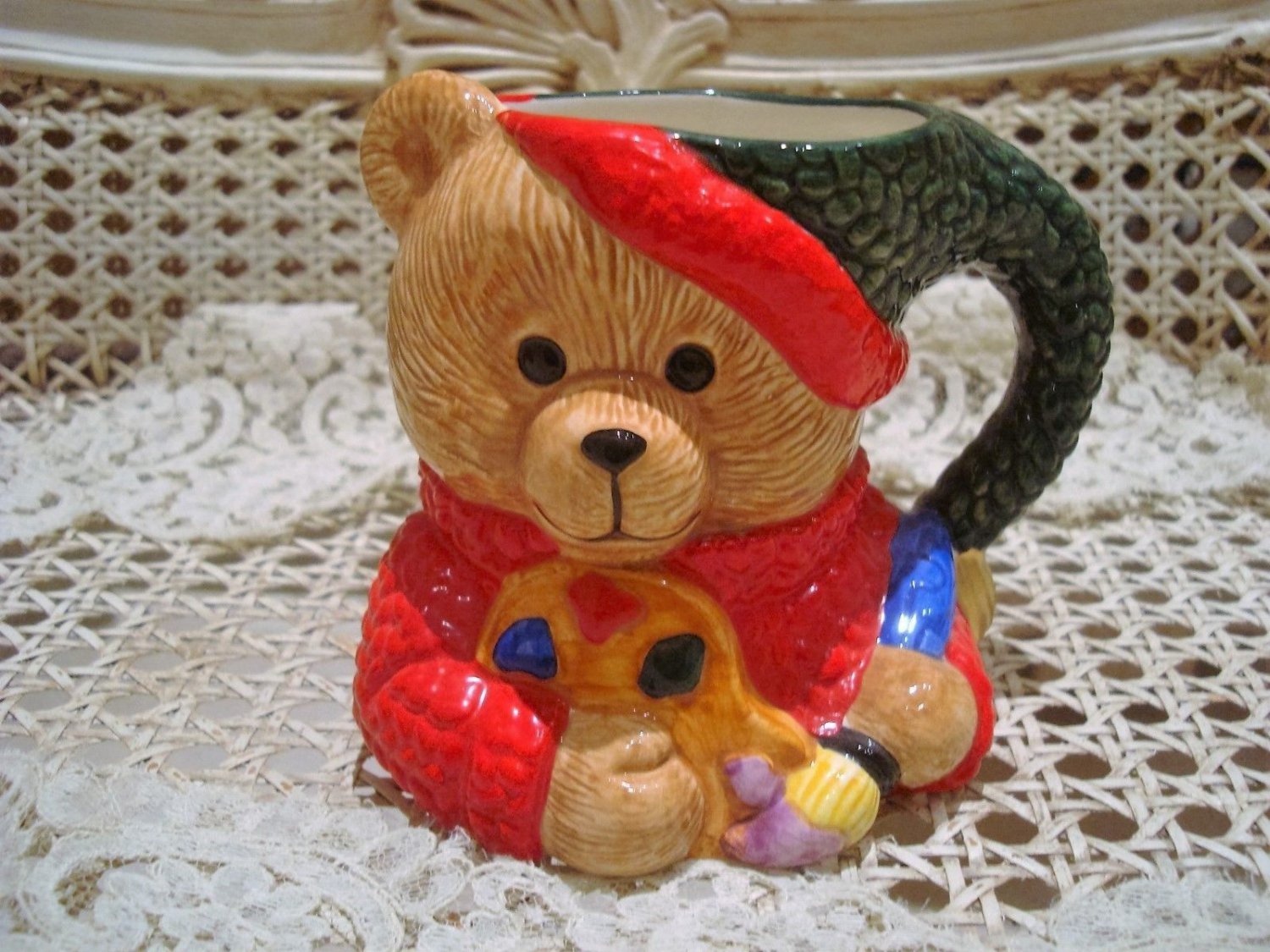 ARTIST TEDDY BEAR CERAMIC CHRISTMAS MUG ***SO CUTE*** NEW