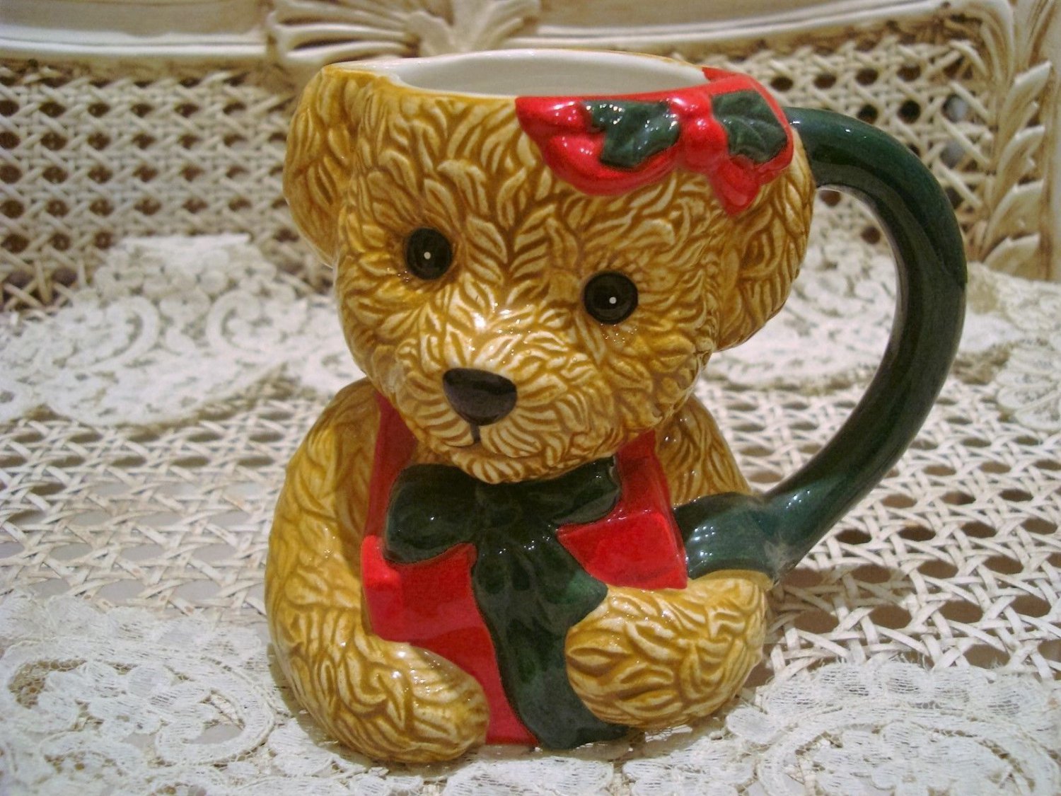 CHRISTMAS TEDDY BEAR WITH PRESENT CERAMIC CHRISTMAS MUG ***SO CUTE*** NEW