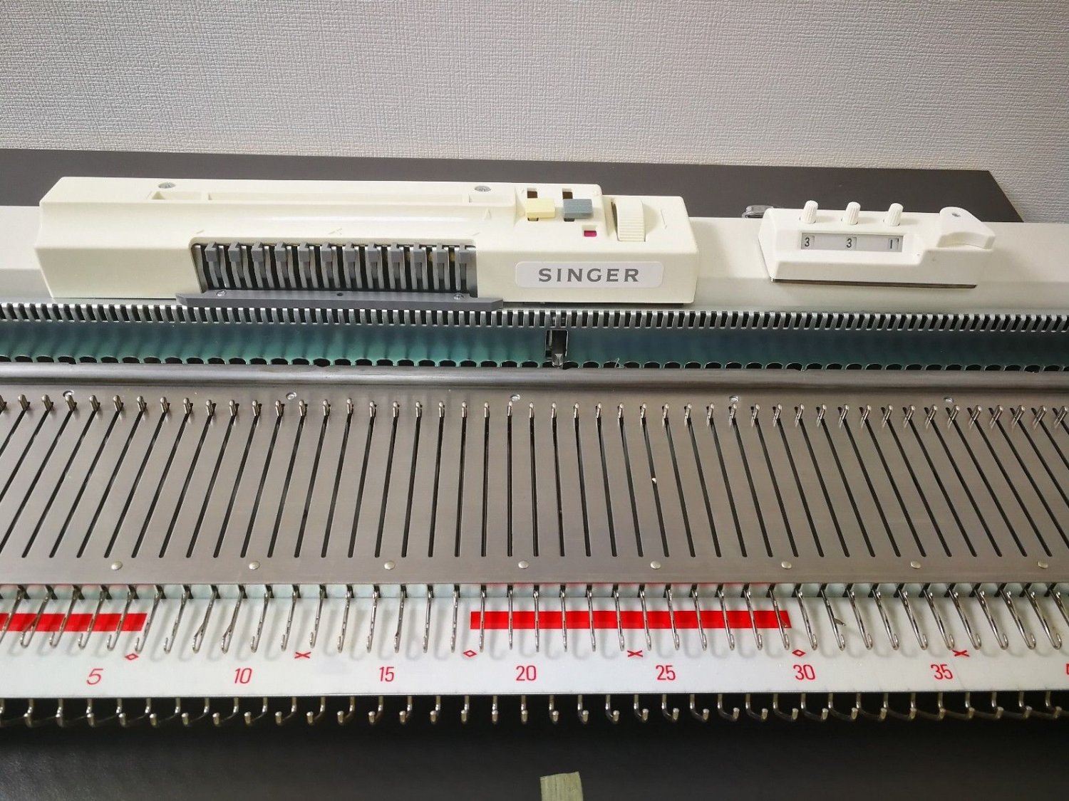 SK155 Singer / Silver Reed Bulky Chunky Punch card Knitting Machine ...