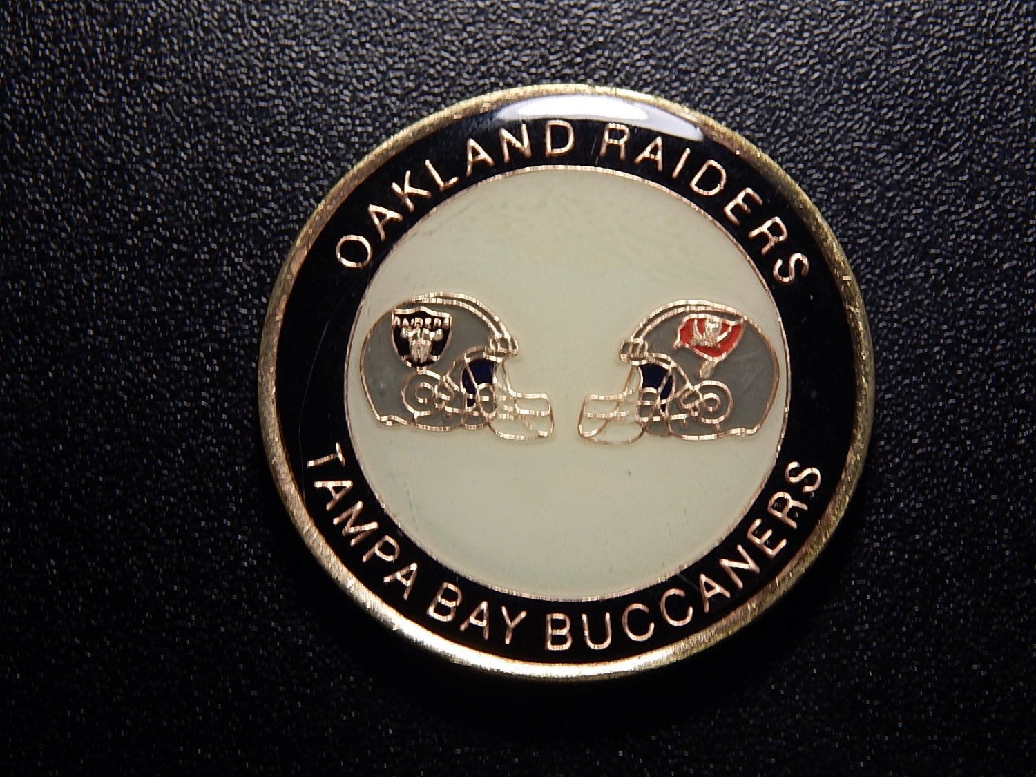 OAKLAND RAIDERS TAMPA BAY BUCCANERS CHALLENGE COIN! OO119DHS1