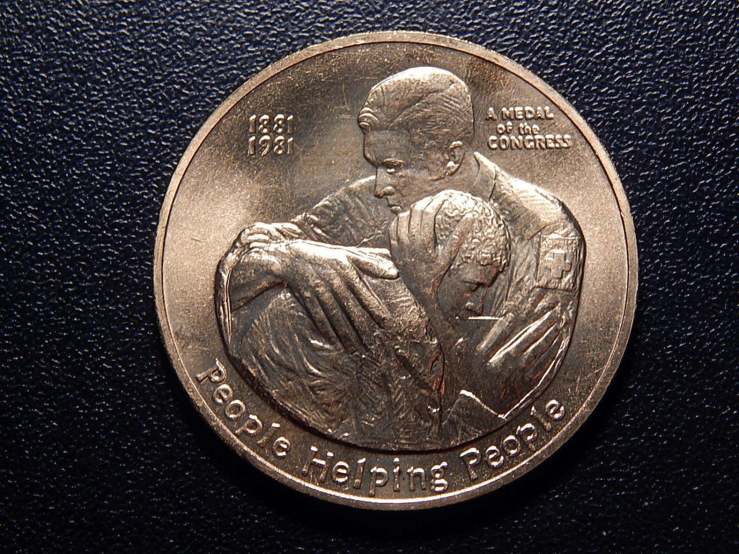 1981 AMERICAN RED CROSS PEOPLE HELPING PEOPLE TOKEN! LL136DCX