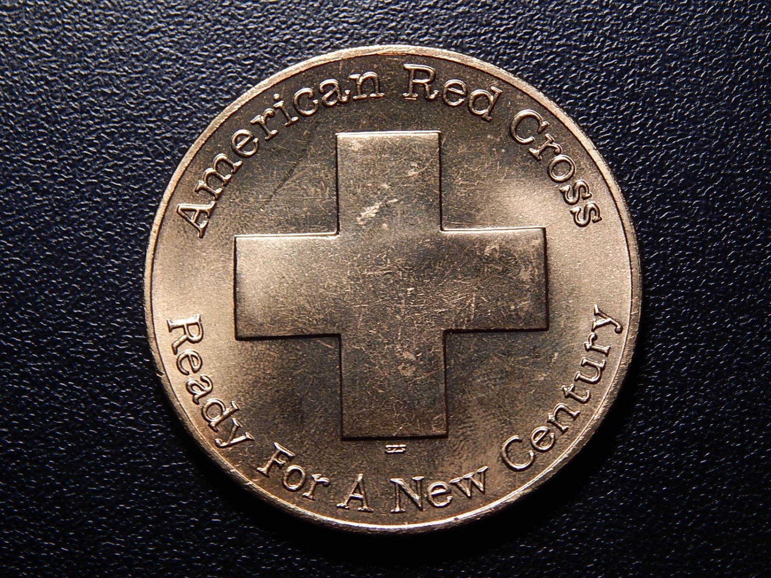 1981 AMERICAN RED CROSS PEOPLE HELPING PEOPLE TOKEN! LL136DCX