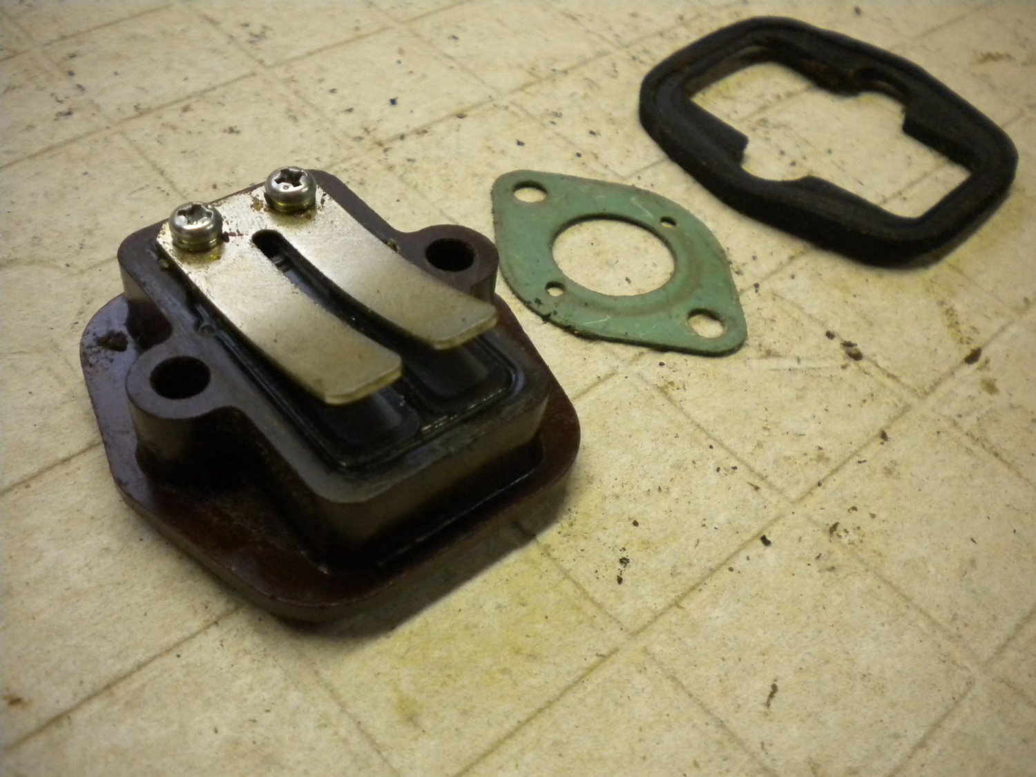 Redmax G3100T Reed Valve Assembly Chain Saw Chainsaw Parts Used Top Handle