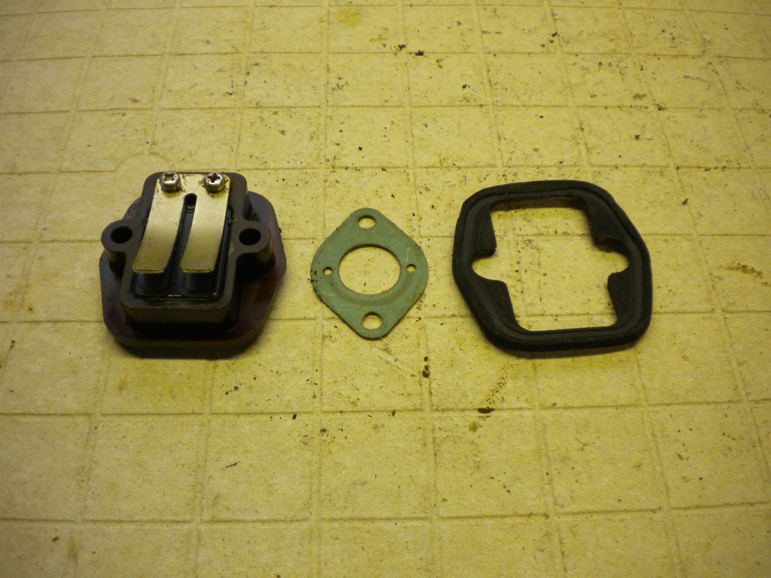 Redmax G3100T Reed Valve Assembly Chain Saw Chainsaw Parts Used Top Handle