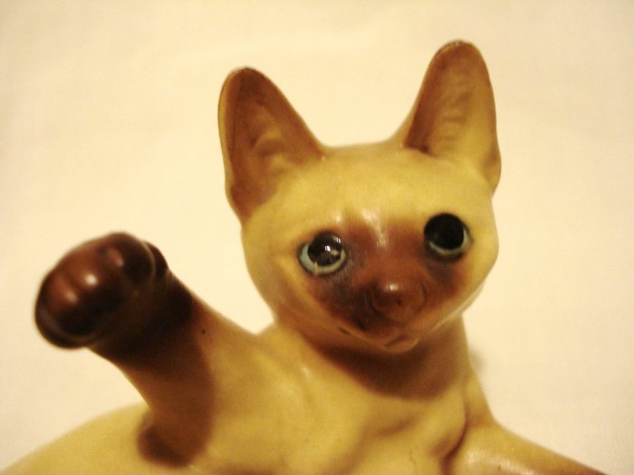 Small Siamese cat figurine ceramic batting pose Japan vintage cm1407