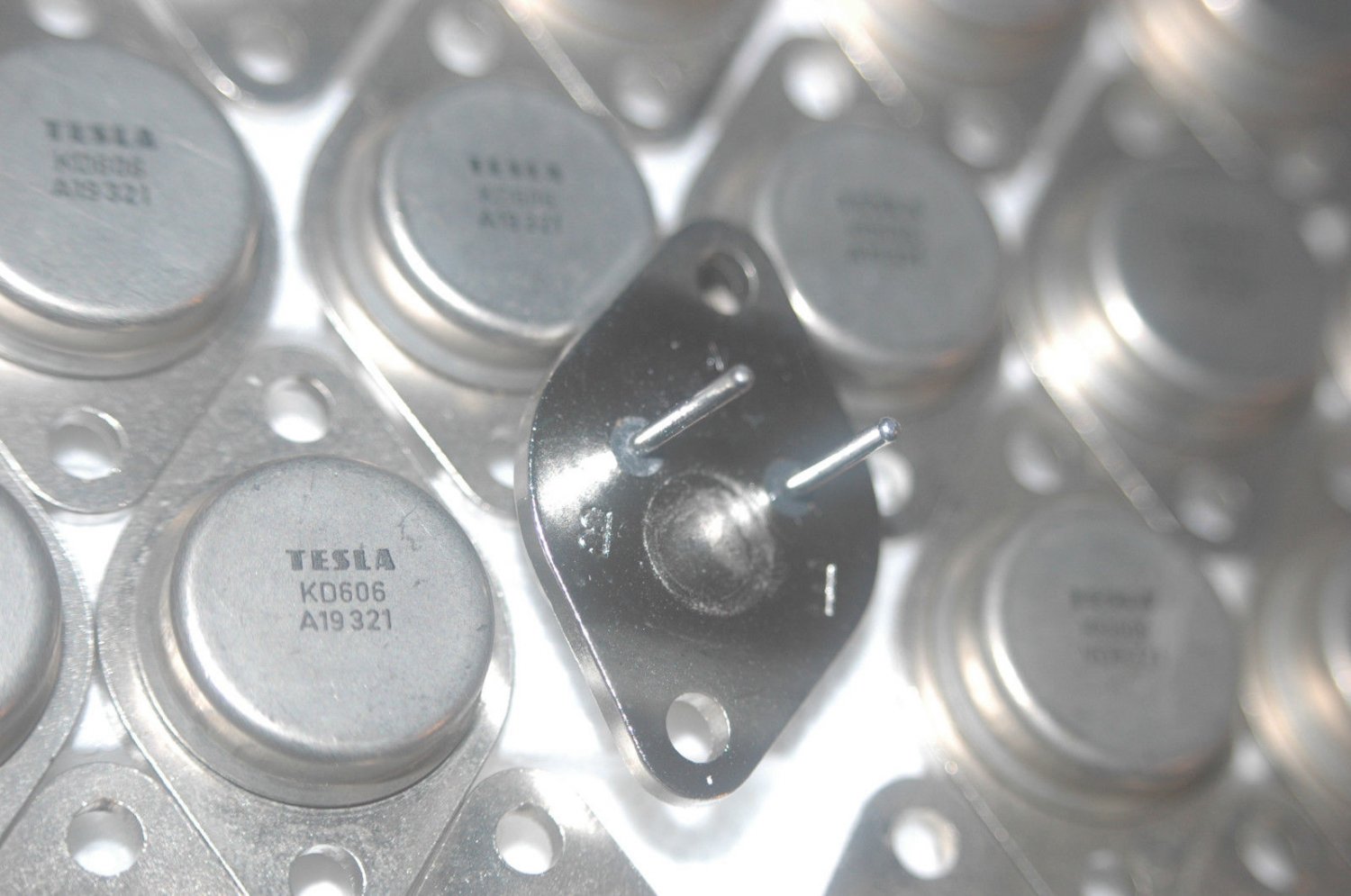 TESLA KD606 Transistor Vintage Date Code-9321 Quantity-3