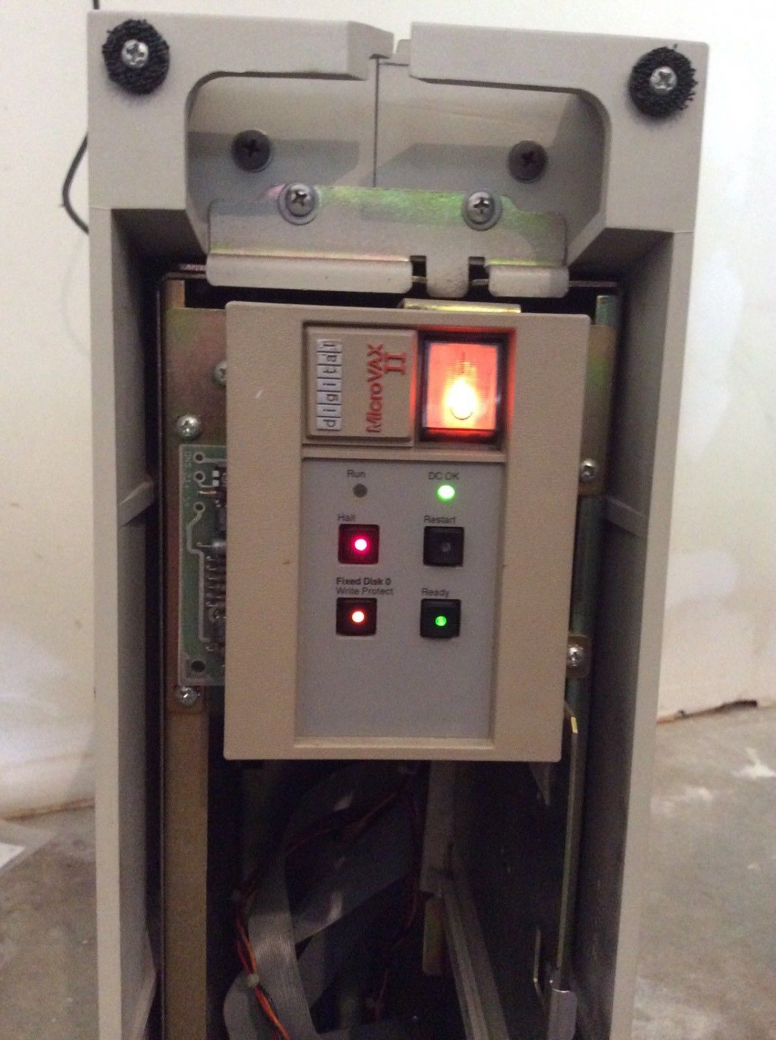 Digital DEC MicroVAX II Model DH-173Q1-A2 - WORKING UNIT