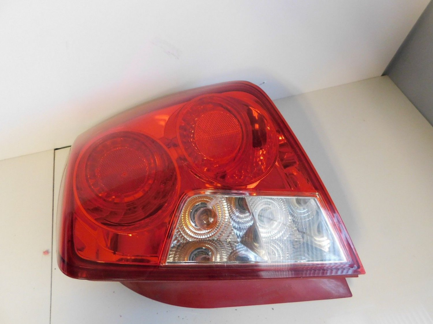 2004-2008 Suzuki Forenza Passenger Tail Light Lamp Quarter Mounted OEM S624