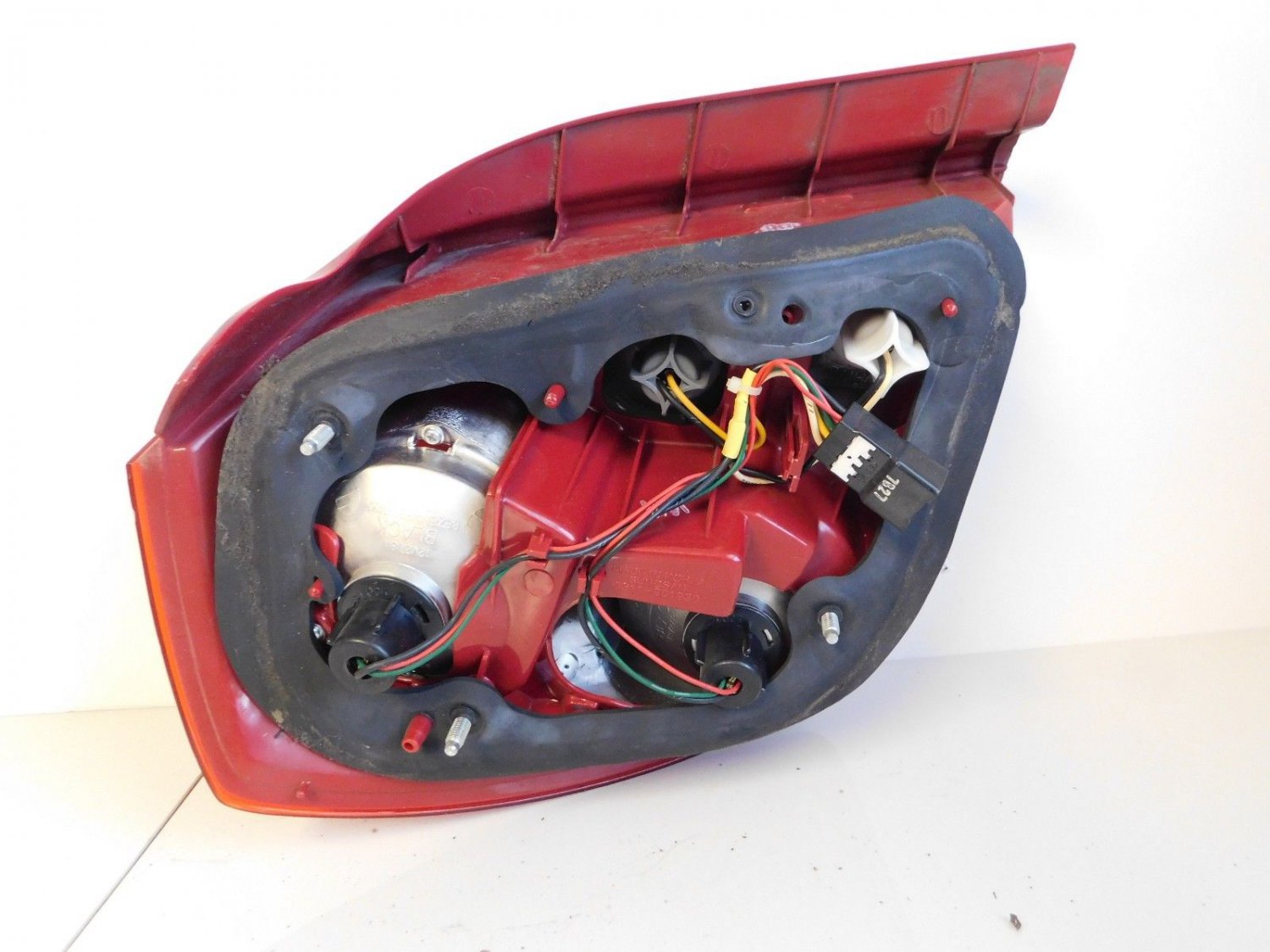 2004-2008 Suzuki Forenza Passenger Tail Light Lamp Quarter Mounted OEM S624