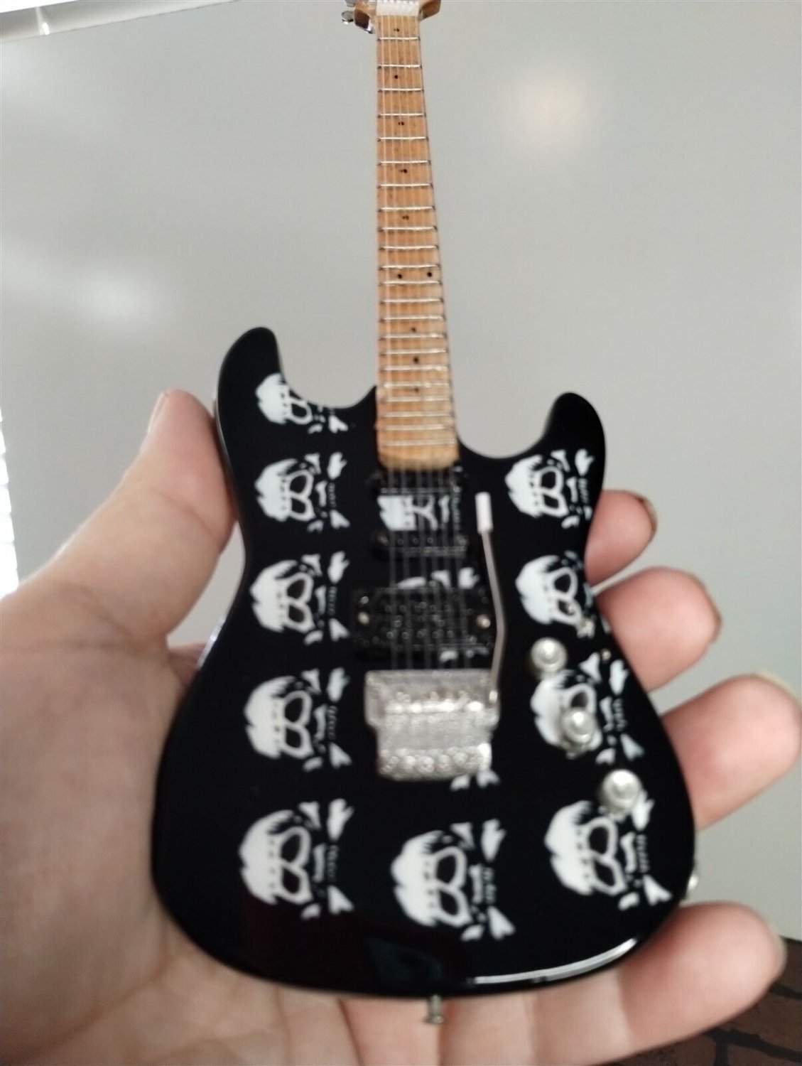 MICHAEL WILTON (Queensryche) ESP Signature Skulls 1:4 Replica Guitar ...