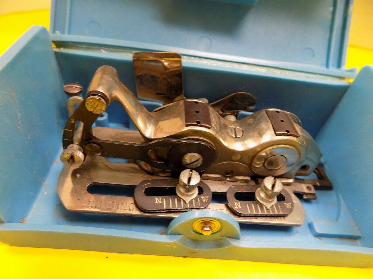 SINGER SEWING MACHINE FAMOUS BUTTONHOLE WORKER CC Blue Quilted Plastic ...
