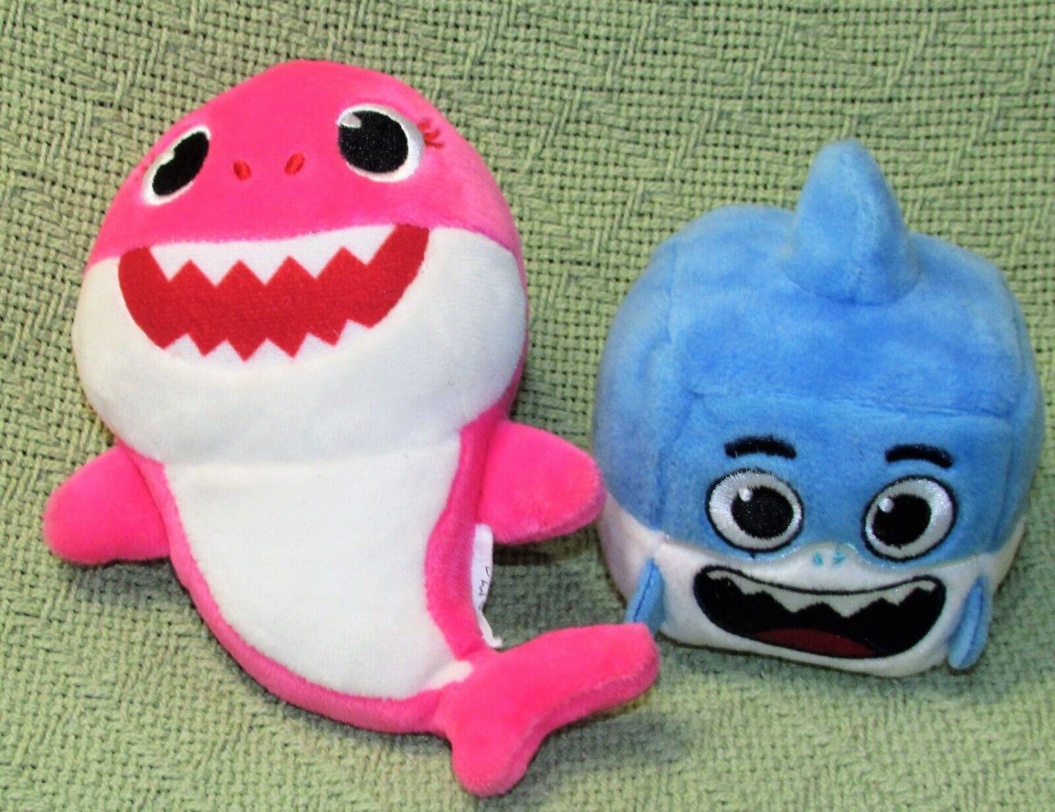 BABY SHARK PLUSH LOT PINK MOTHER AND BLUE SINGING FATHER STUFFED ...