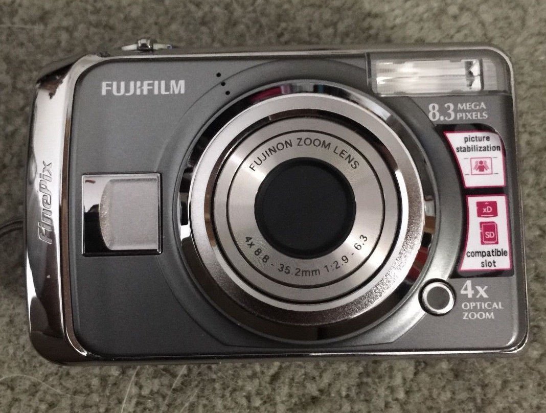 Fujifilm FinePix A825 8.3MP Digital Camera Bundle