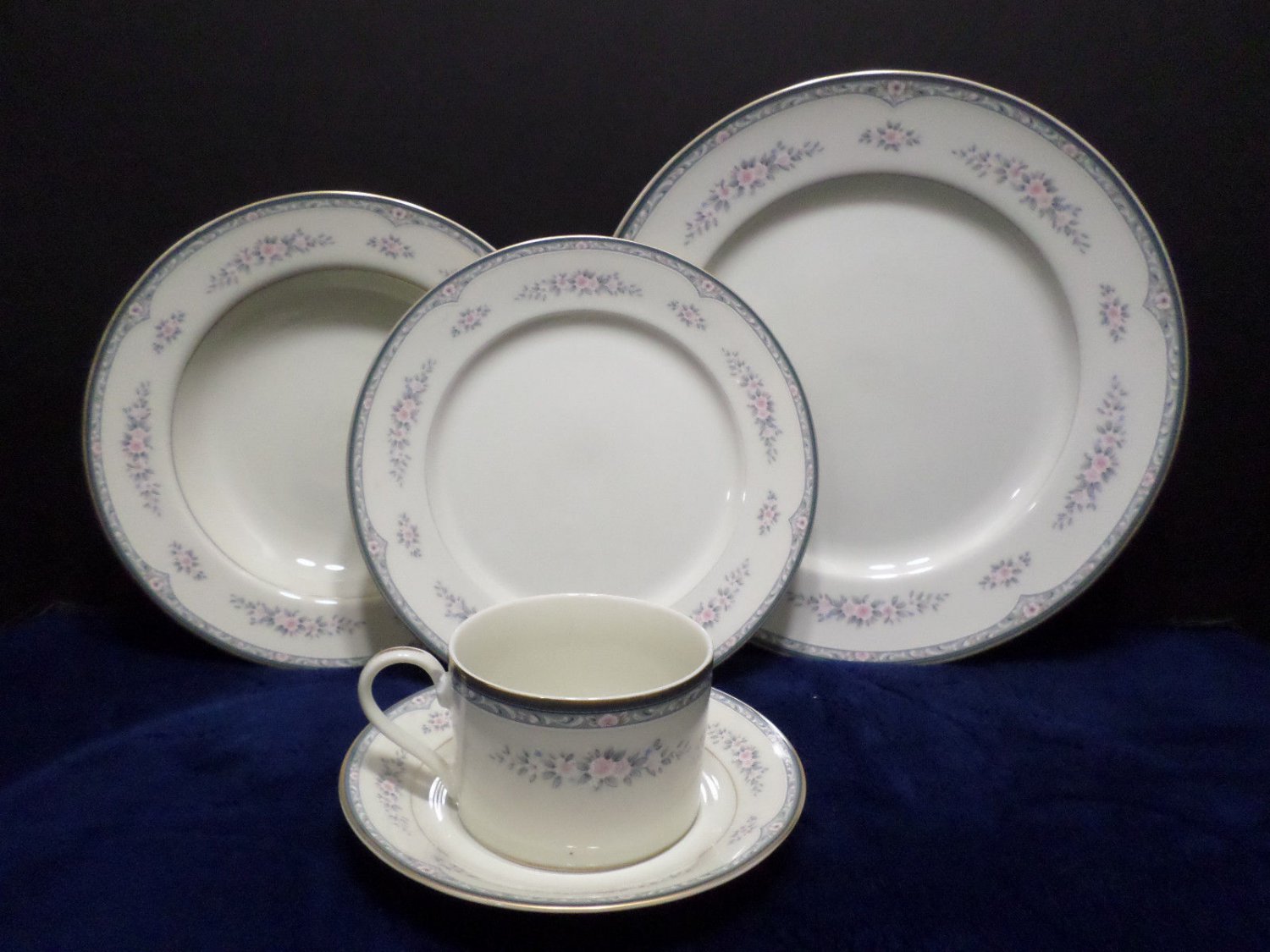 Mikasa 5 pc Place Setting fine china tea rose pattern made in Japan