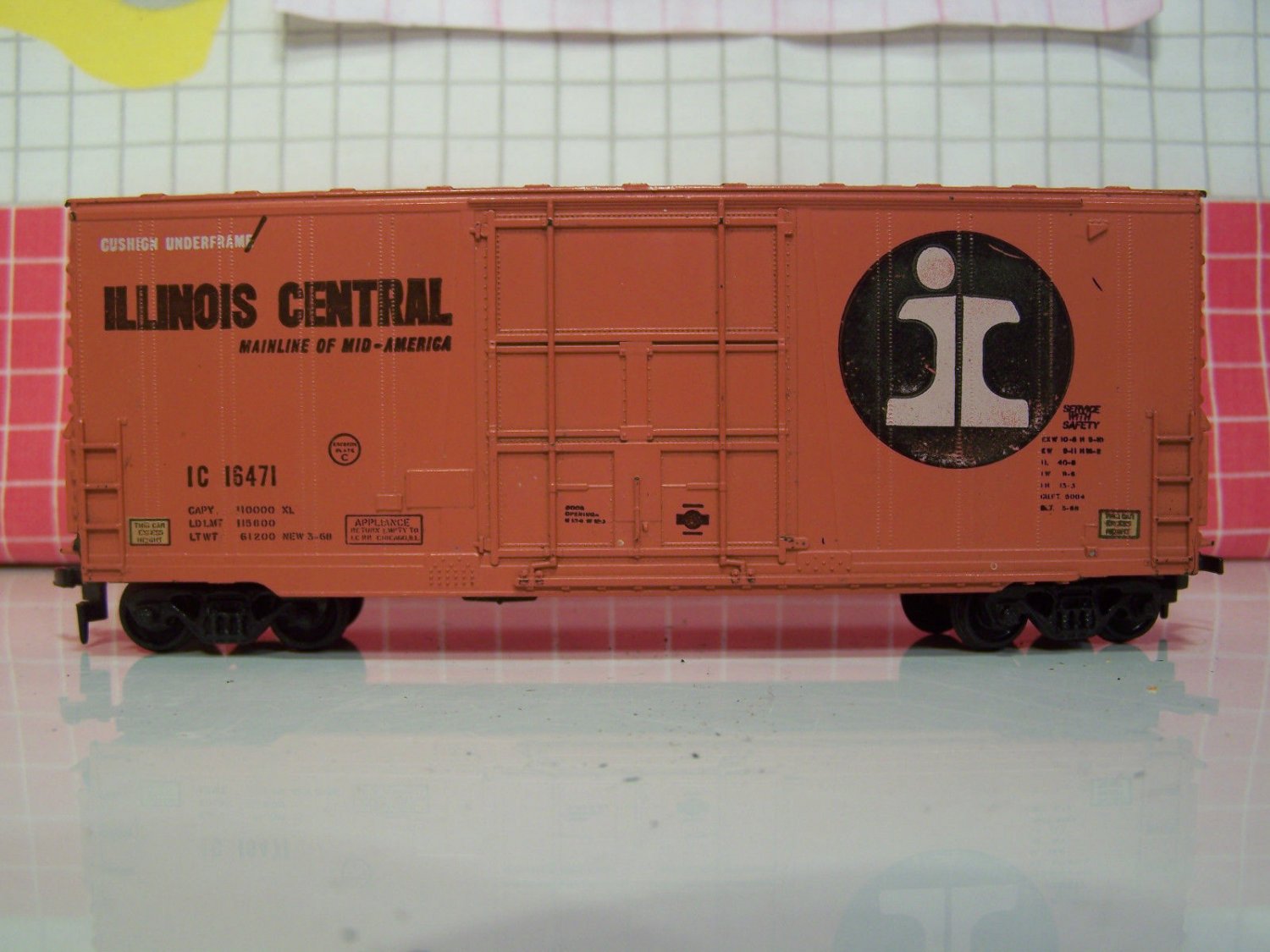 ATHEARN Blue Box 40' Mini Hi-Cube - Illinois Central 16471 - HO RTR