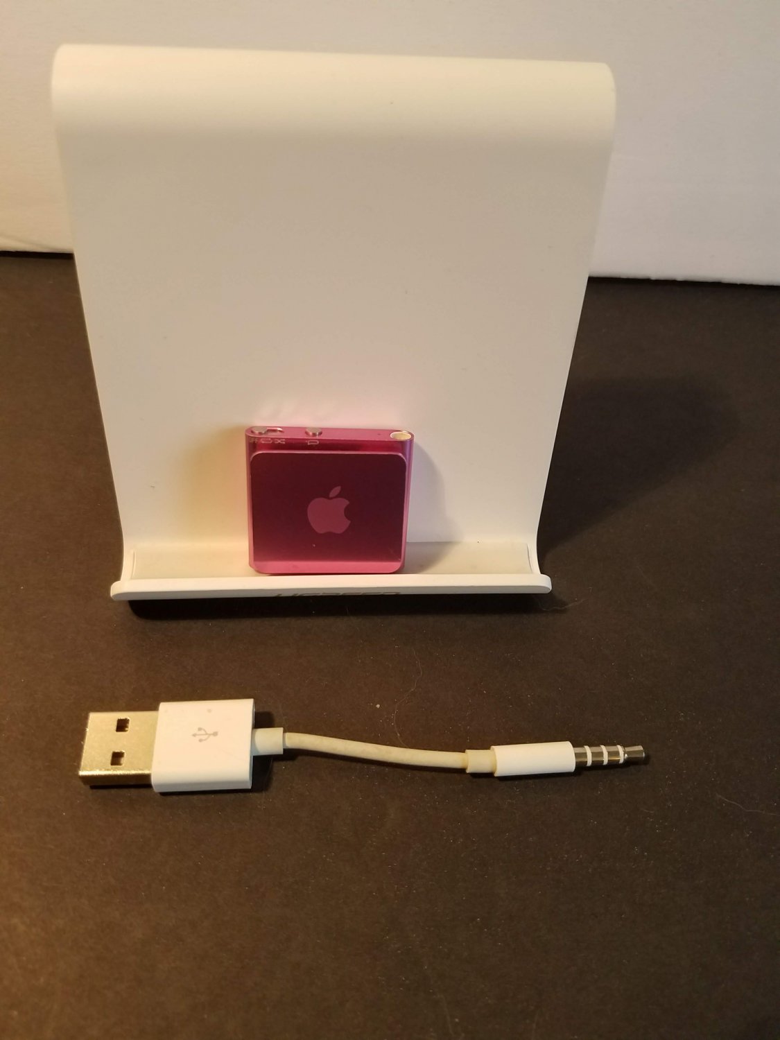 iPod Shuffle 4th generation 2gb Pink A condition # 104631