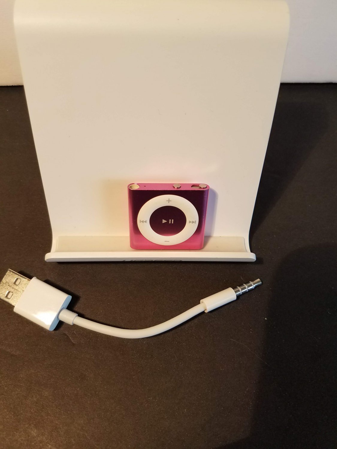 iPod Shuffle 4th generation 2gb Pink A+ condition # 62623