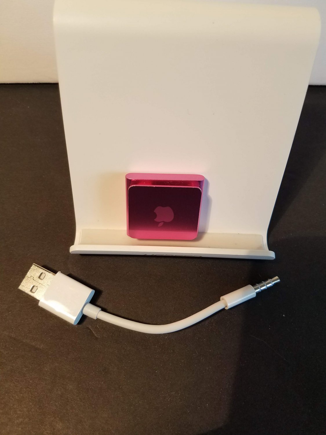 iPod Shuffle 4th generation 2gb Pink A+ condition # 62623