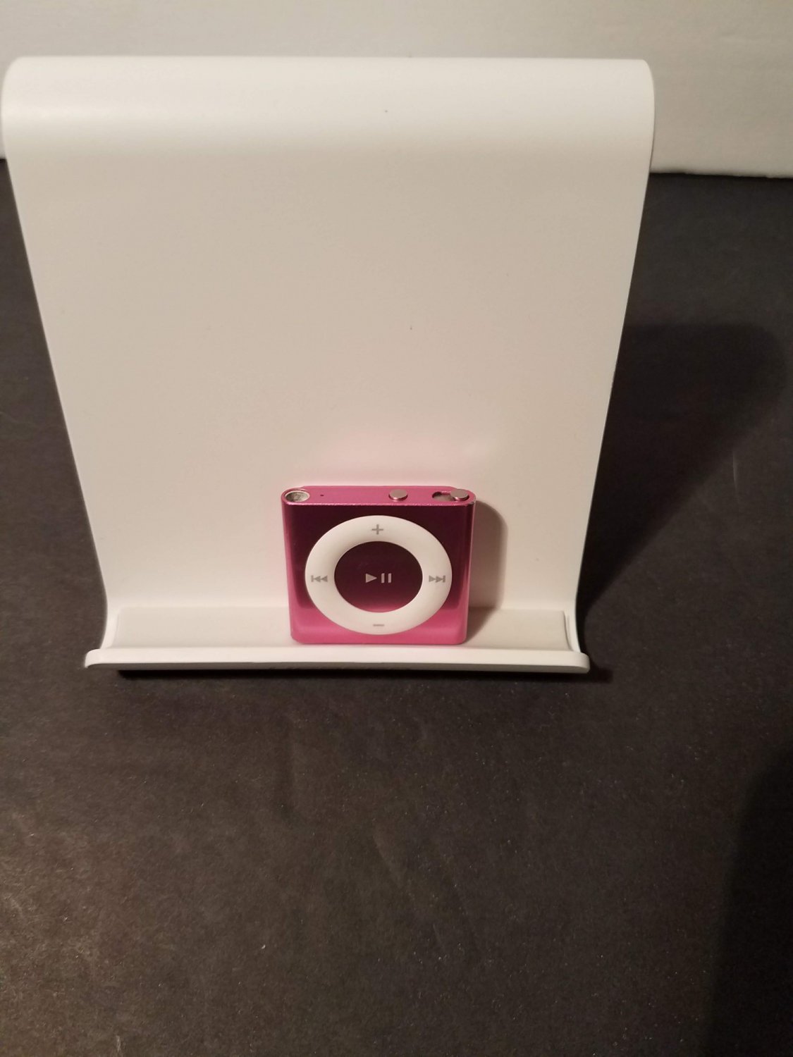 iPod Shuffle 4th generation 2gb Pink A condition # 4503