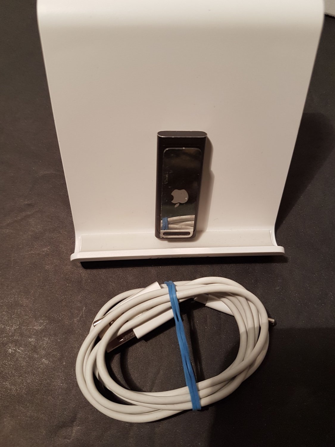 iPod Shuffle 3rd generation 4gb Gray A- Condition # 27926