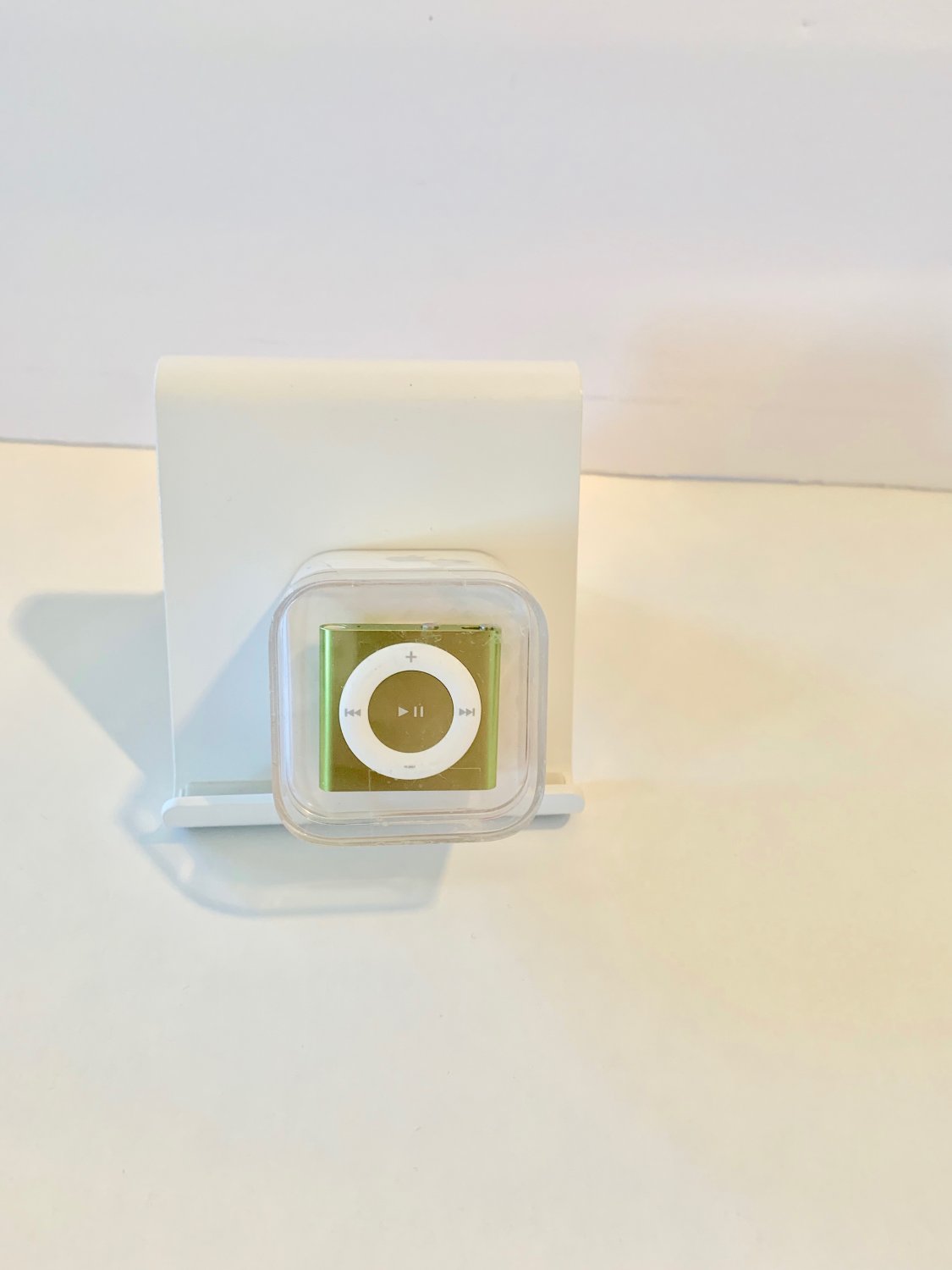 iPod Shuffle 4th generation 2gb Green A+ Condition #43204s