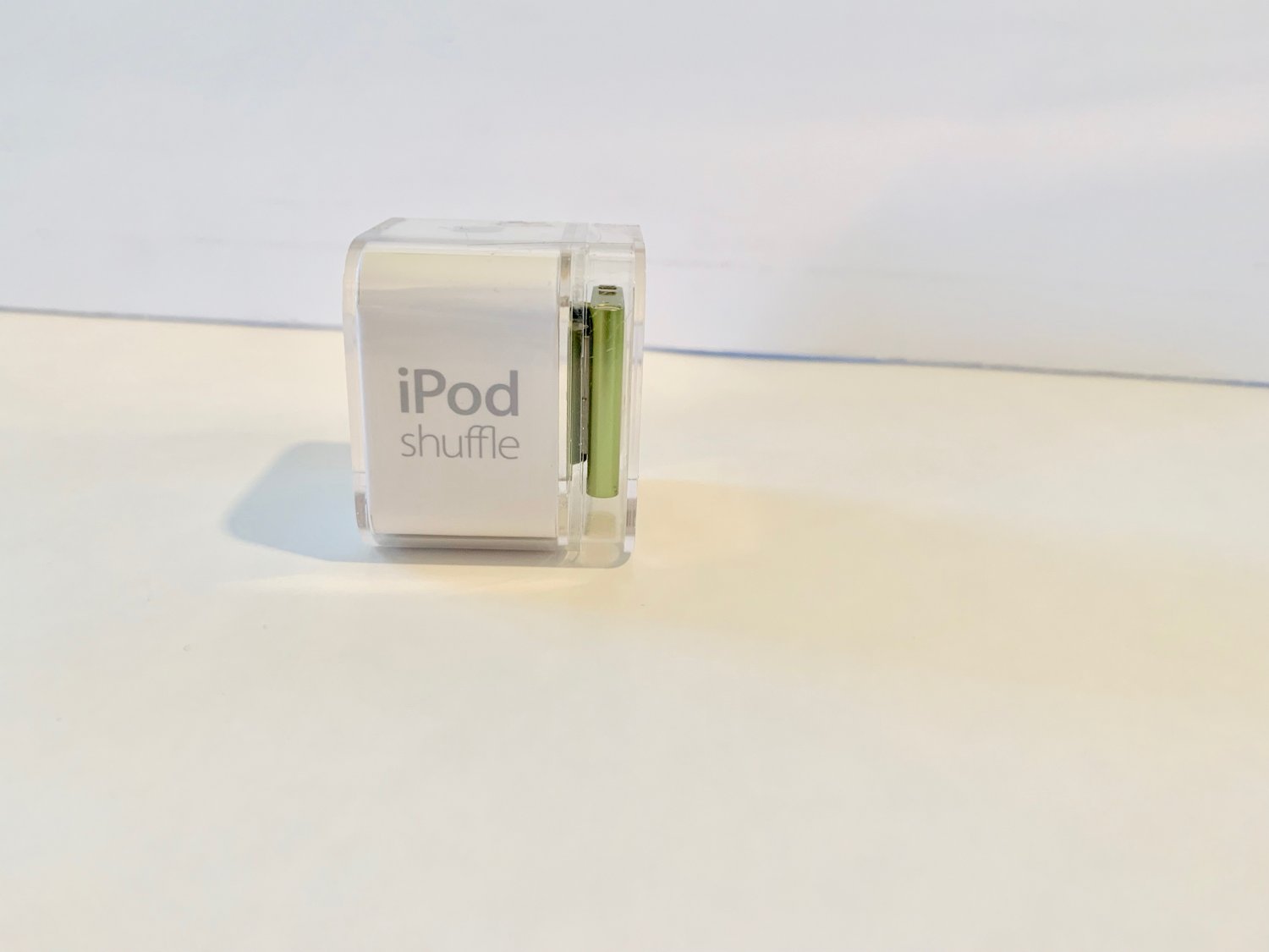iPod Shuffle 4th generation 2gb Green A+ Condition #43204s