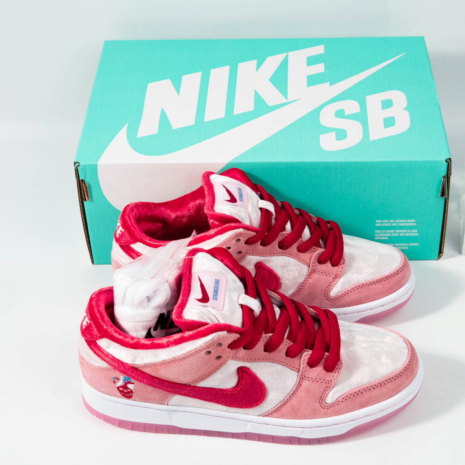 Nike SB Dunk Low StrangeLove Skateboards (Special Box)