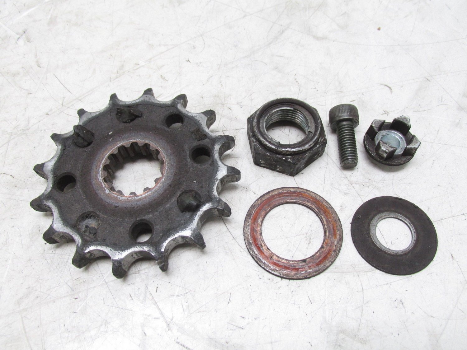 1997 SUZUKI GSXR750 HAYABUSA FRONT DRIVE ENGINE SPROCKET AND NUT MOUNTS