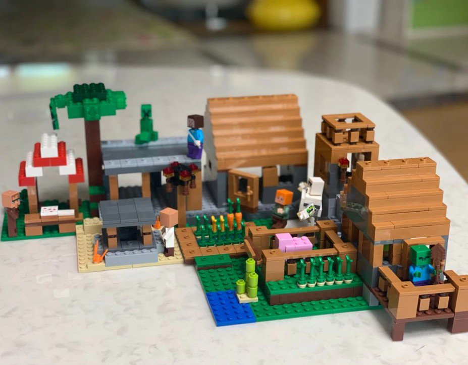 LEPIN Minecraft Ghost Village Building Blocks - in Plastic Box