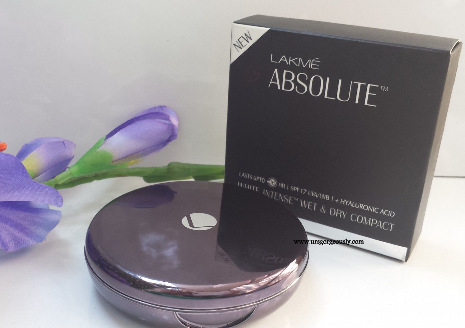 Lakme Absolute White Intense Wet and Dry Compact, Golden Light ,9gm