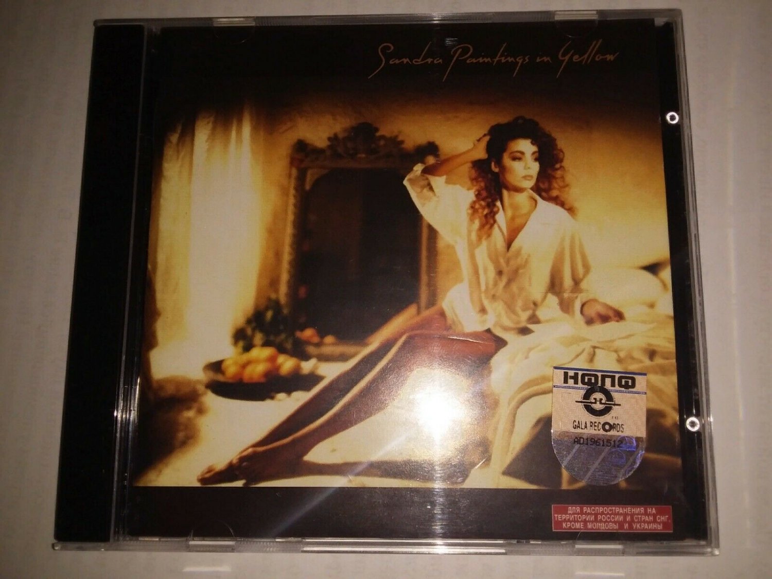 Sandra-paintings in yellow