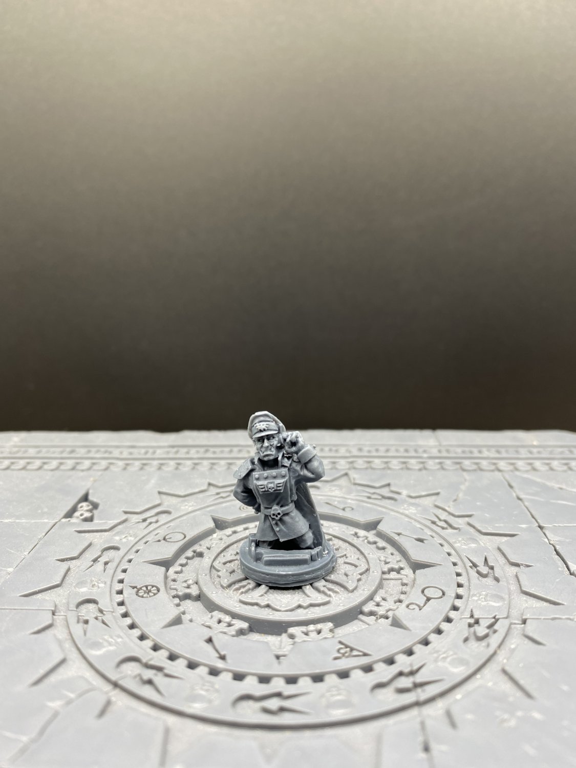 1pcs Knight Commander Pask Imperial Guard Warhammer Resin Models 1/32 ...