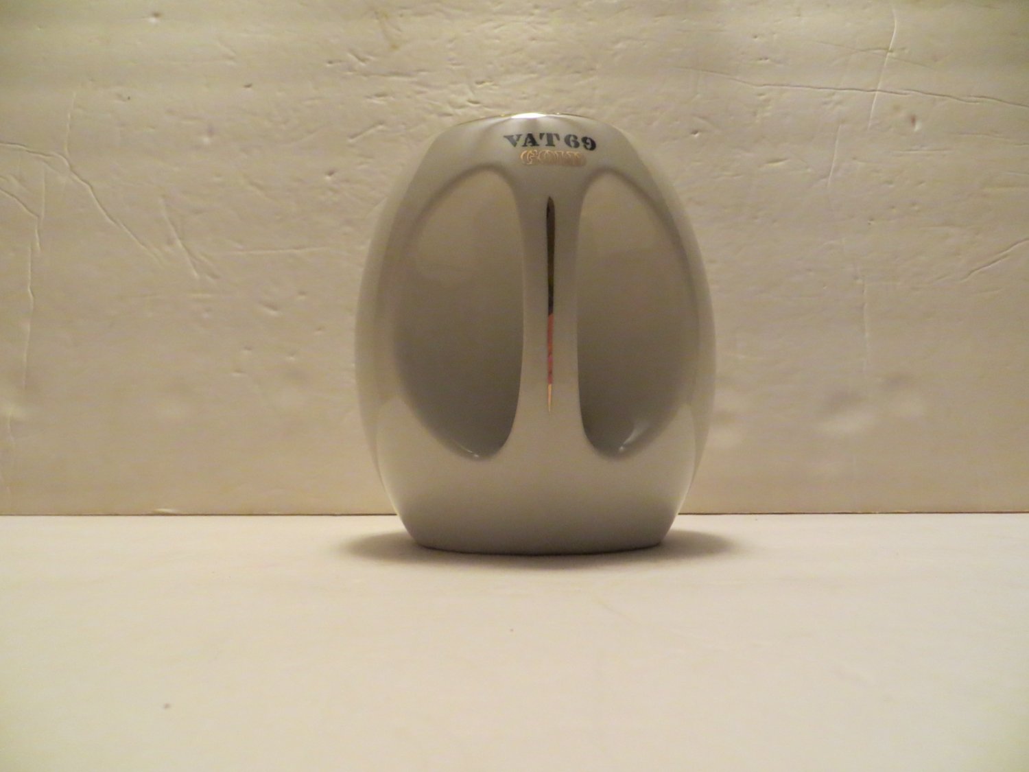 Vintage VAT 69 Gold Classic Golden Light Pub Jug Bar Pitcher