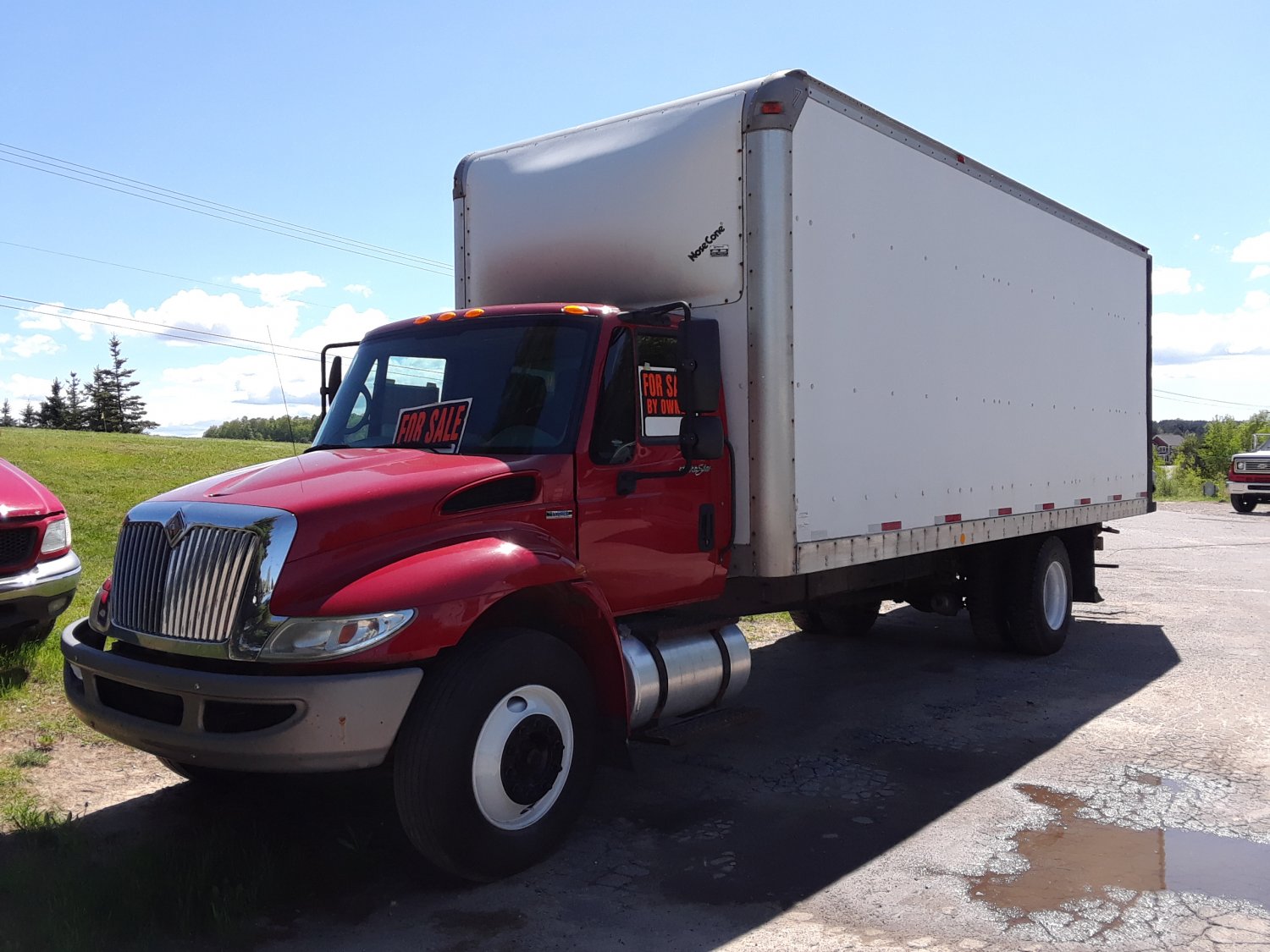 INTERNATIONAL 4300 24FT BOX TRUCK