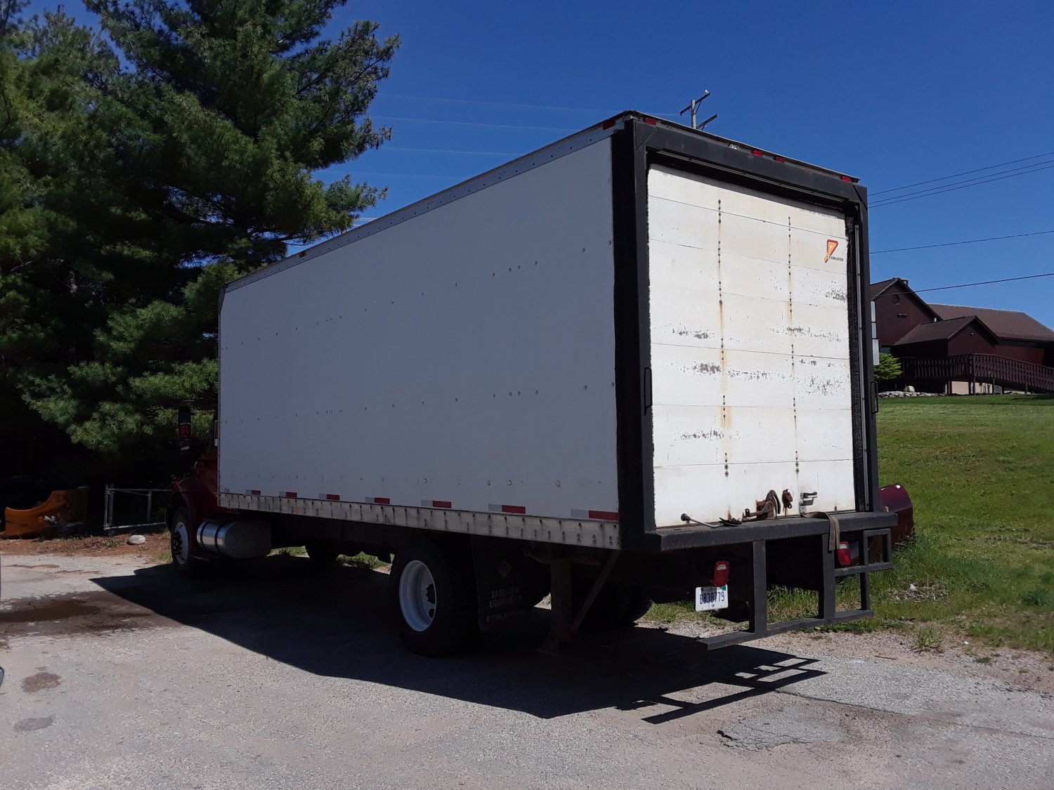 INTERNATIONAL 4300 24FT BOX TRUCK