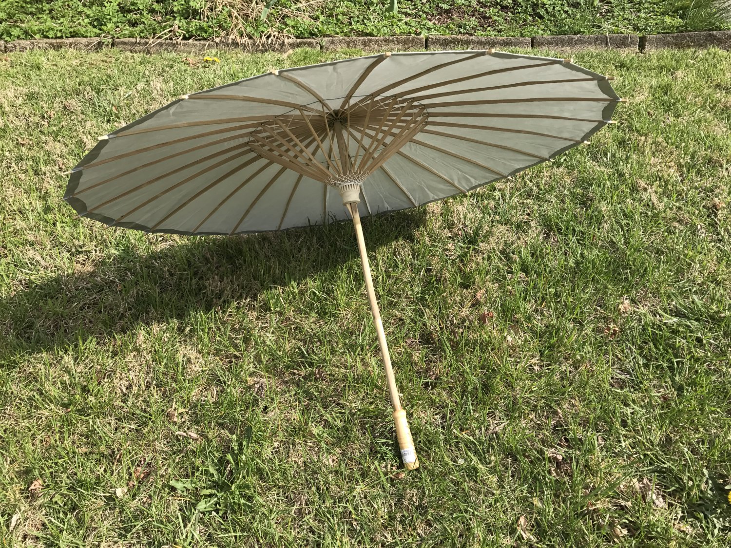 Silver Paper Parasol for Wedding Pictures, Paper Umbrella
