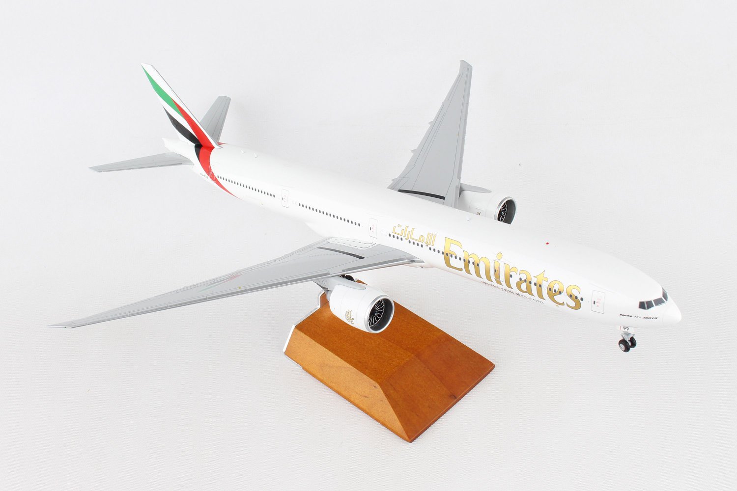 Airplane Emirates Airlines Boeing 777-300ER Die cast 14.5" Model Aircraft