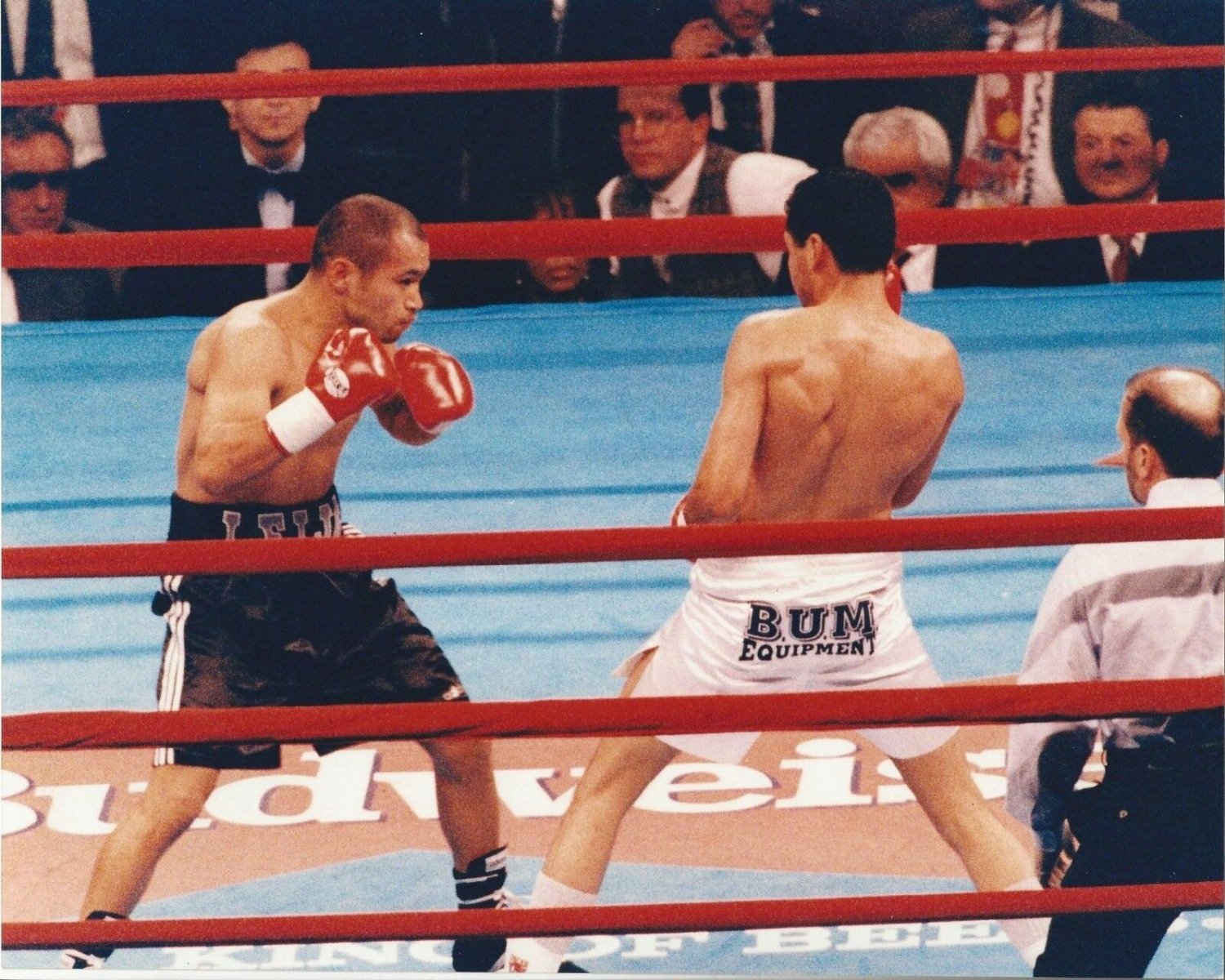 JESSE JAMES LEIJA 8X10 PHOTO BOXING PICTURE MOVING IN