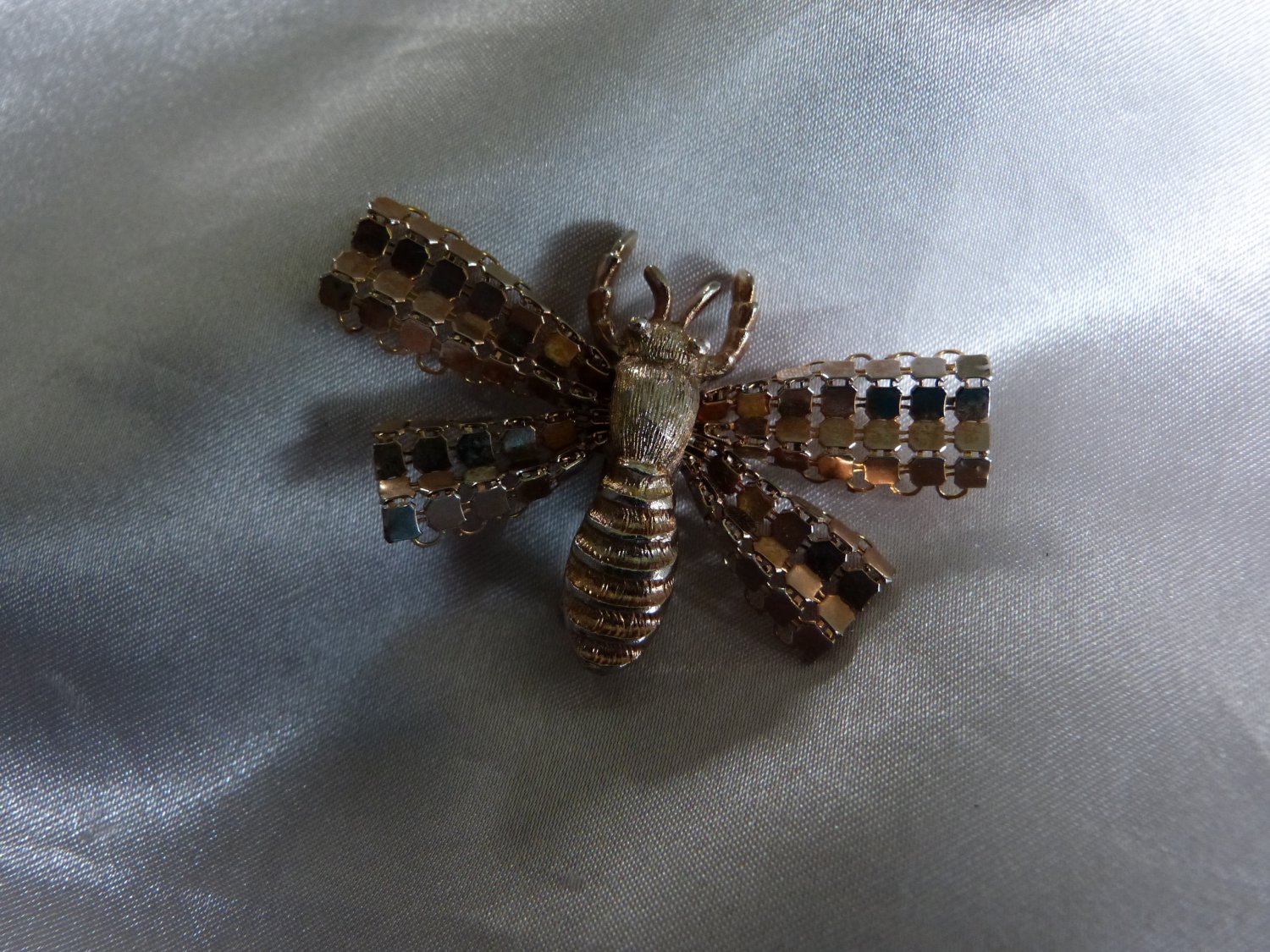 FLYING INSECT WASP Dragon Fly PIN Gold-tone metal