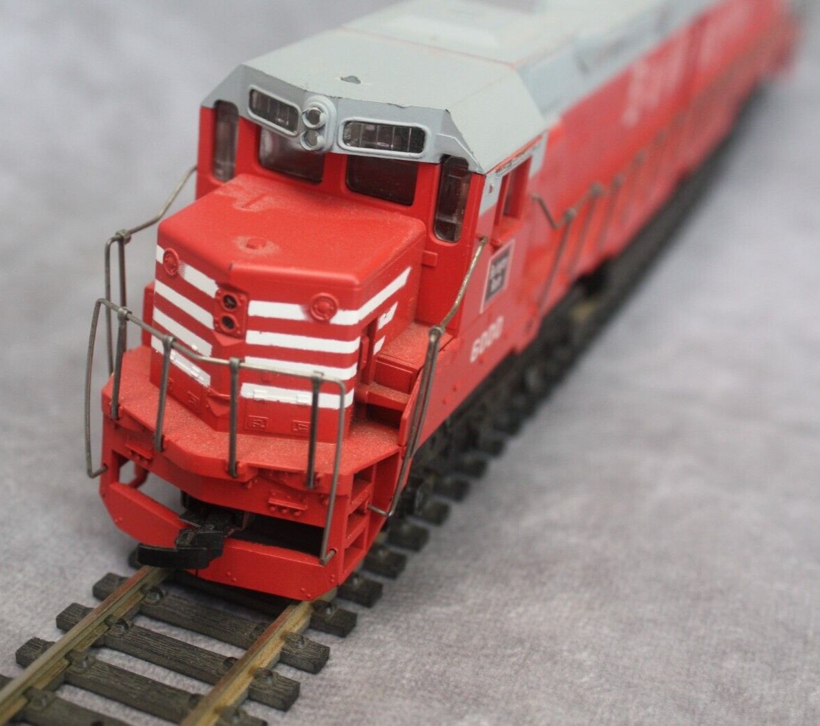 HO Scale Burlington 6000 Locomotive 16 wheel