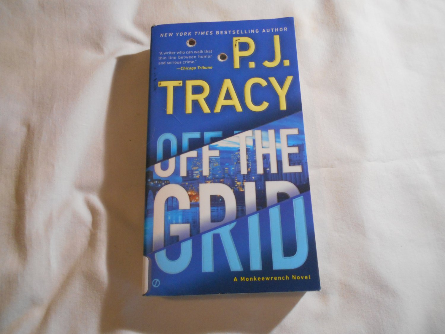 Off the Grid by P.J. Tracy (2013) (R2) Monkeewrench #6, A Signet Book PB