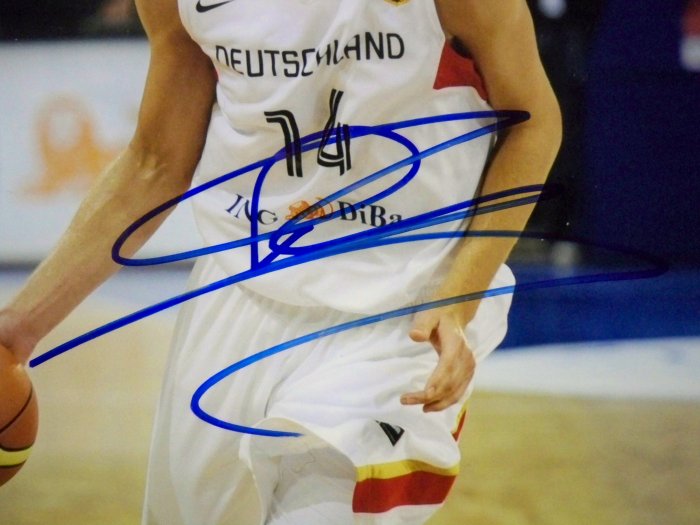 Dirk Nowitzki Signed 8x10 Photo
