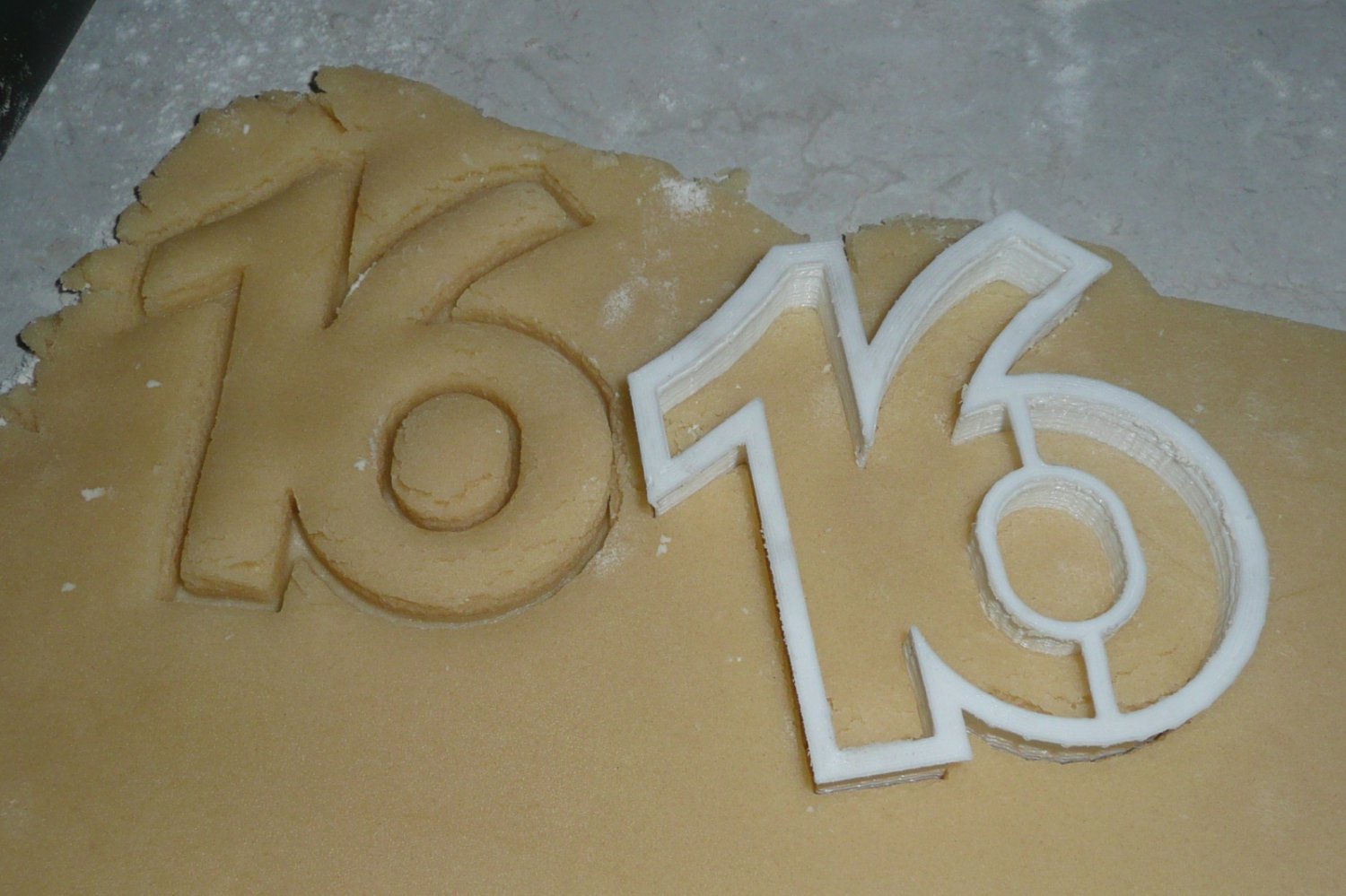 SIXTEEN NUMBER 16 SWEET HOLIDAY COOKIE CUTTER SPECIAL OCCASION USA PR108-16